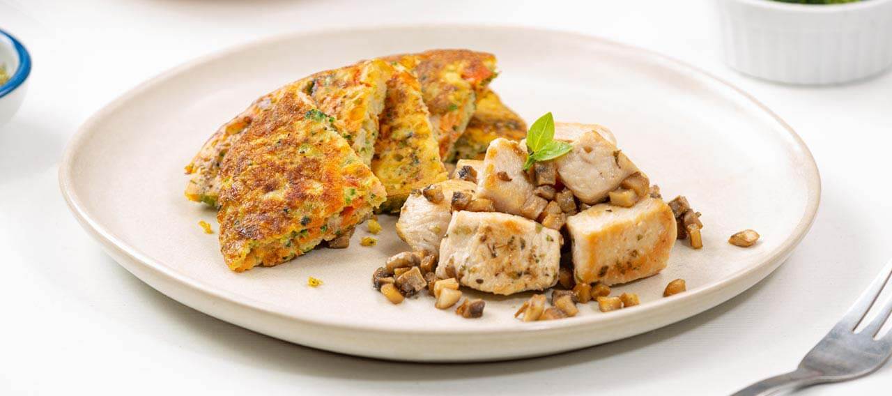 Receta de Cubitos de pollo con champiñones y mini tortillas de verduras ...
